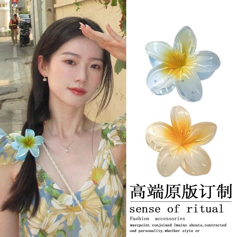 Klip Pegang Bunga Telur, Gaya Gadis Korea, Rambut Bergelung Belakang ...