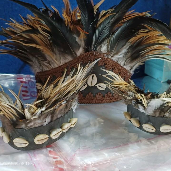 AKSESORIS KEPALA BULU DAYAK // TOPI BULU ADAT DAYAK // AKSESORIS KAKI ...