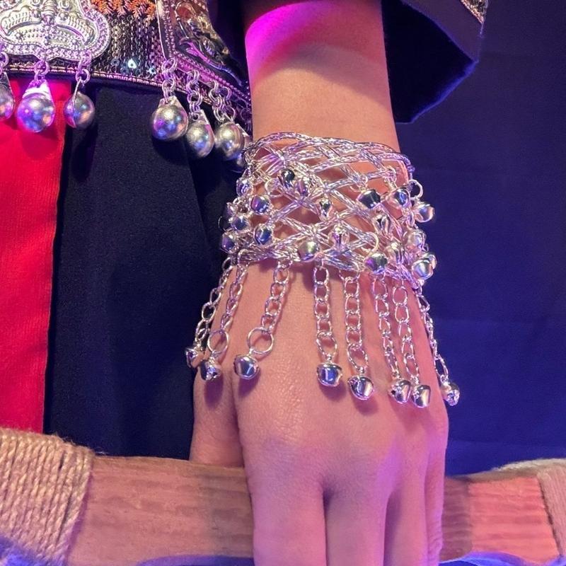 Gelang Tangan Perak, Gaya Purba, dengan Aksesori Loceng, Menunjukkan ...