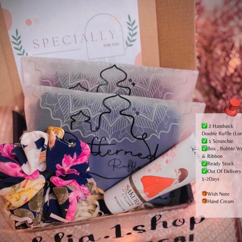 GIFTBOX 2 HANDSOCK (set Lily) - TikTok Shop Malaysia