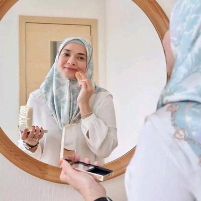 Foundation Young & Glow Mak Neelofa (Datin Noor Kartini) Beauty ...