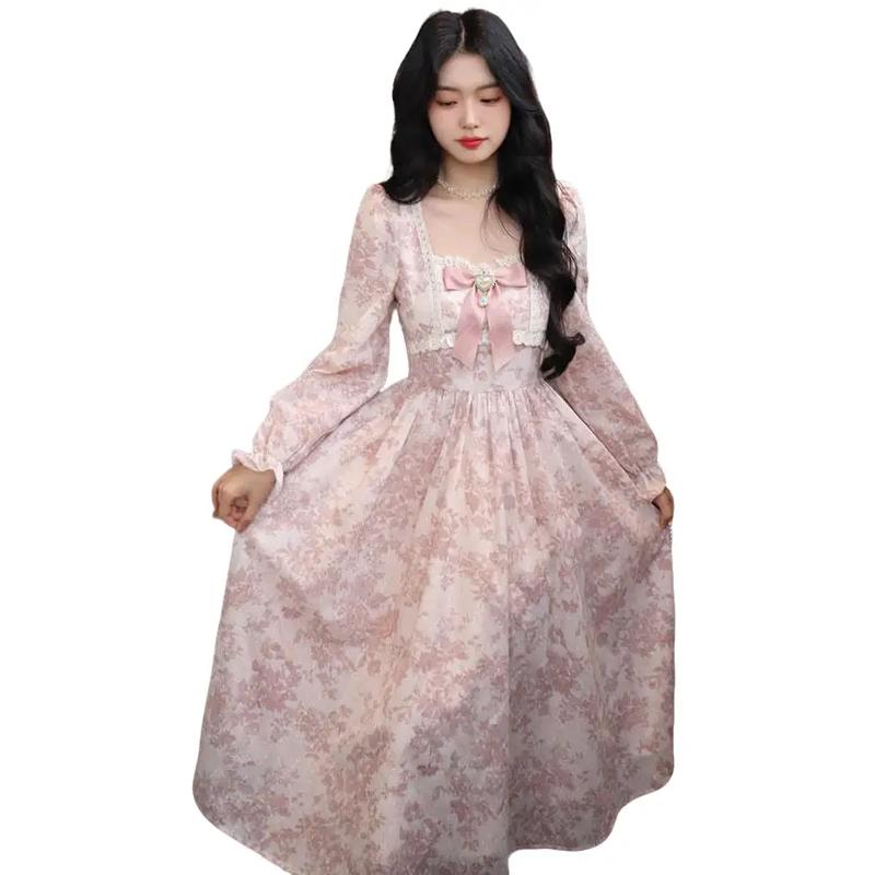 Gaun puteri Perancis dengan leher persegi, panjang, sved, fing ...