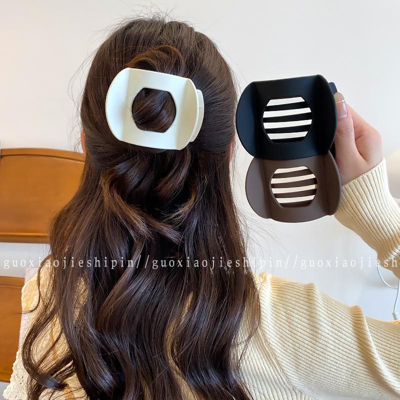 New flat circular hair clip with a large hair clip at the back - TikTok ...