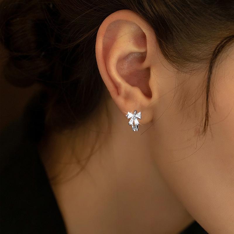 Anting-anting dengan busur kecil, elegan, dengan gesper - TikTok Shop ...