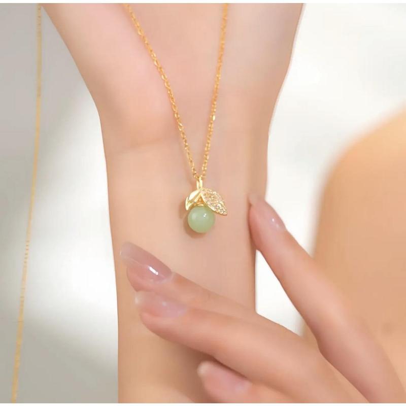 Kalung dengan loket manik hijau, rantai fesyen, barang kemas - TikTok ...